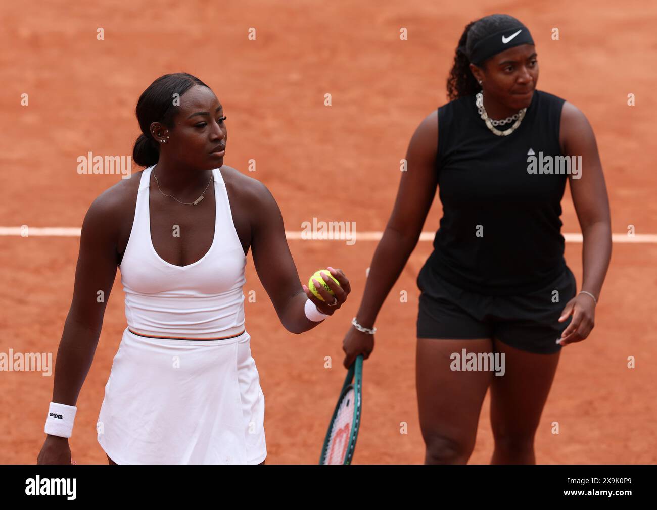 (240601) -- PARIS, June 1, 2024 (Xinhua) -- Alycia Parks (L) and Hailey ...