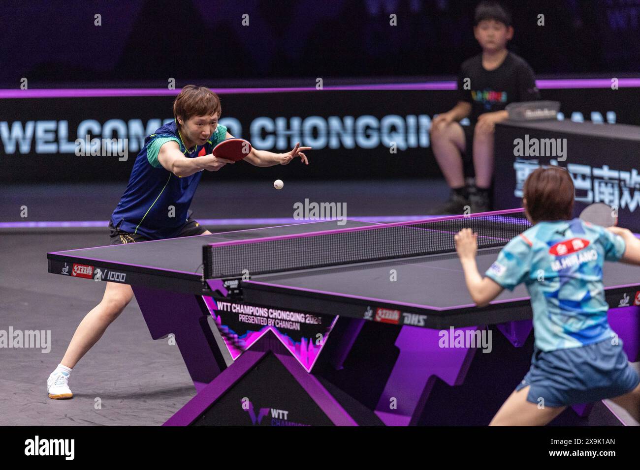 (240601) -- CHONGQING, June 1, 2024 (Xinhua) -- Wang Manyu (L) of China ...