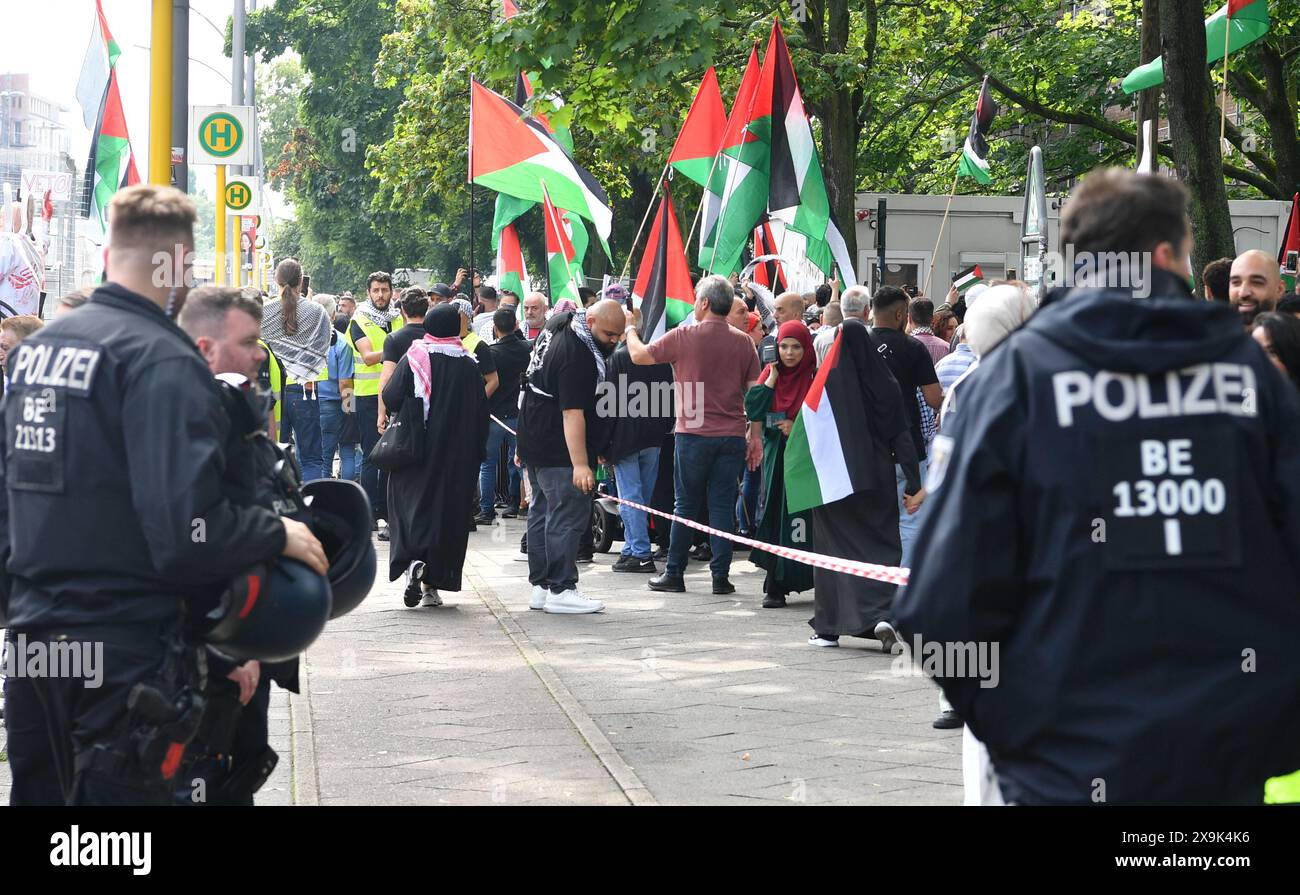 01 June 2024, Berlin: Police officers observe the participants of the ...