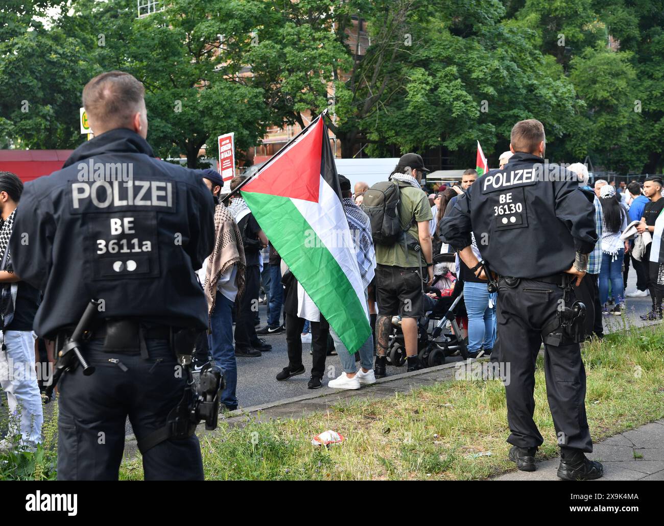 01 June 2024, Berlin: Police officers observe the participants of the ...