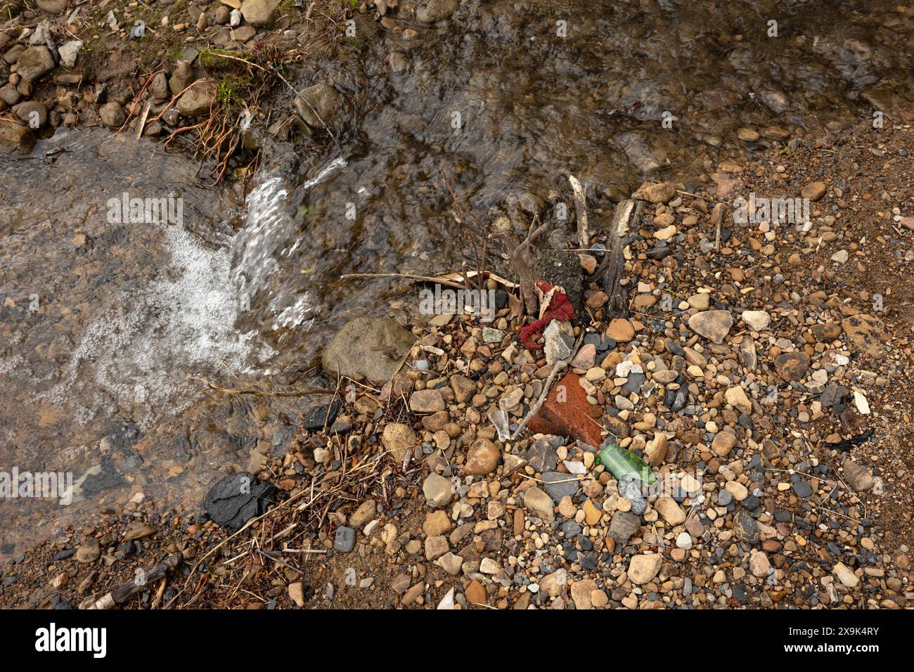 Small bits of trash hi-res stock photography and images - Alamy