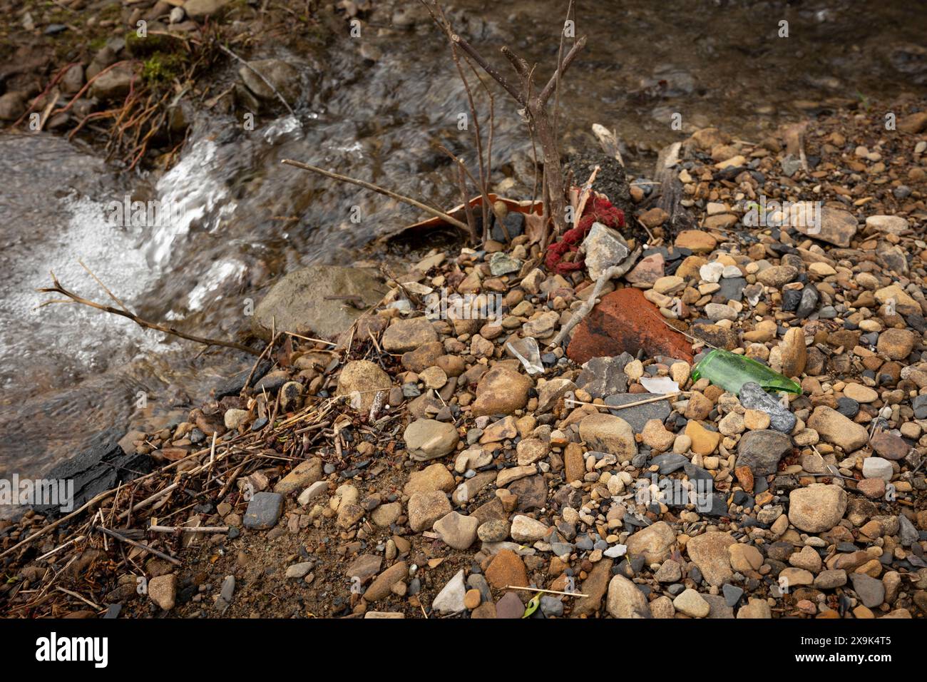 Dirt broken glass stones hi-res stock photography and images - Alamy
