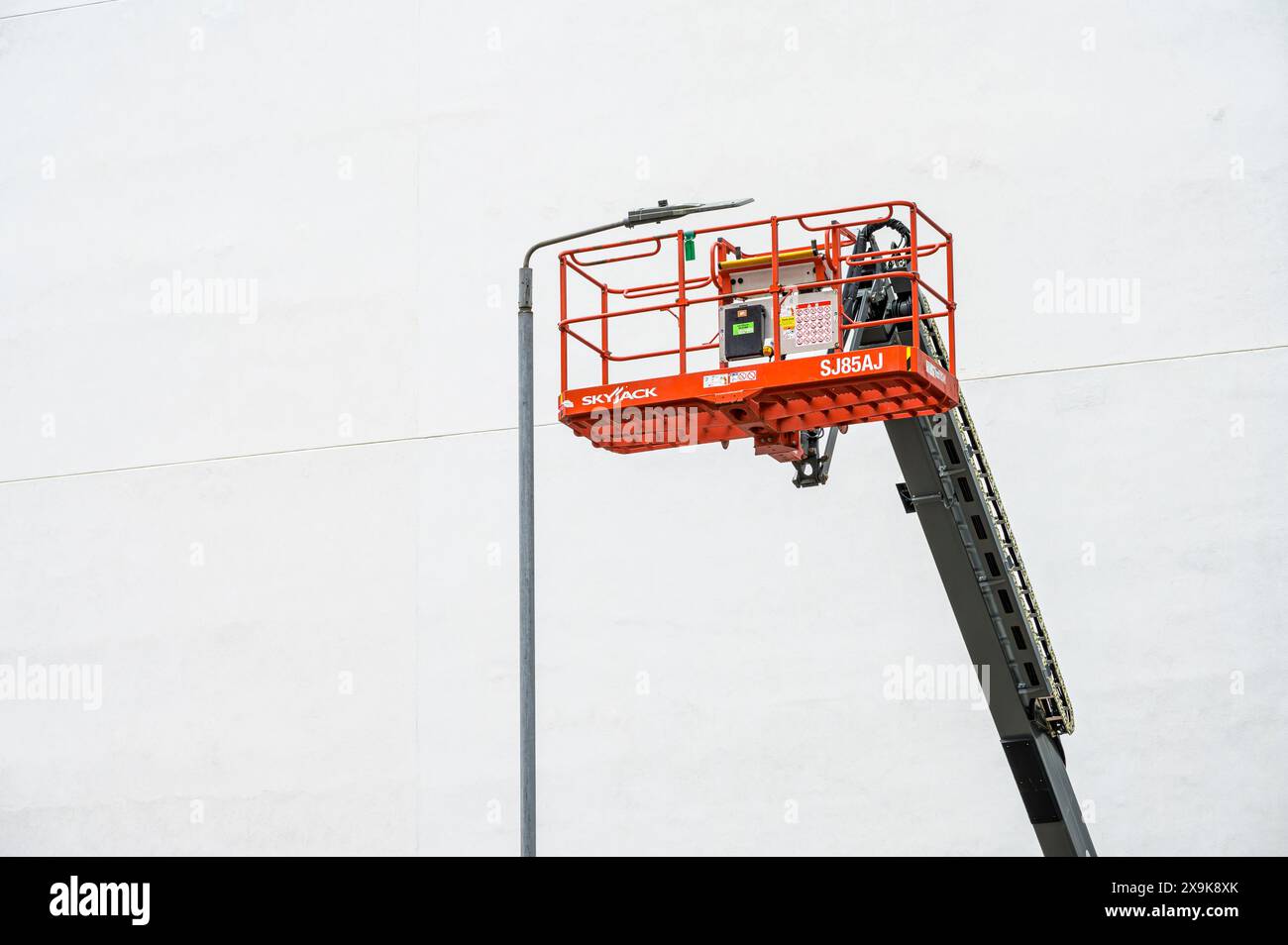 Skyjack SJ85AJ hydraulic articulating boom raised beside the top of a ...