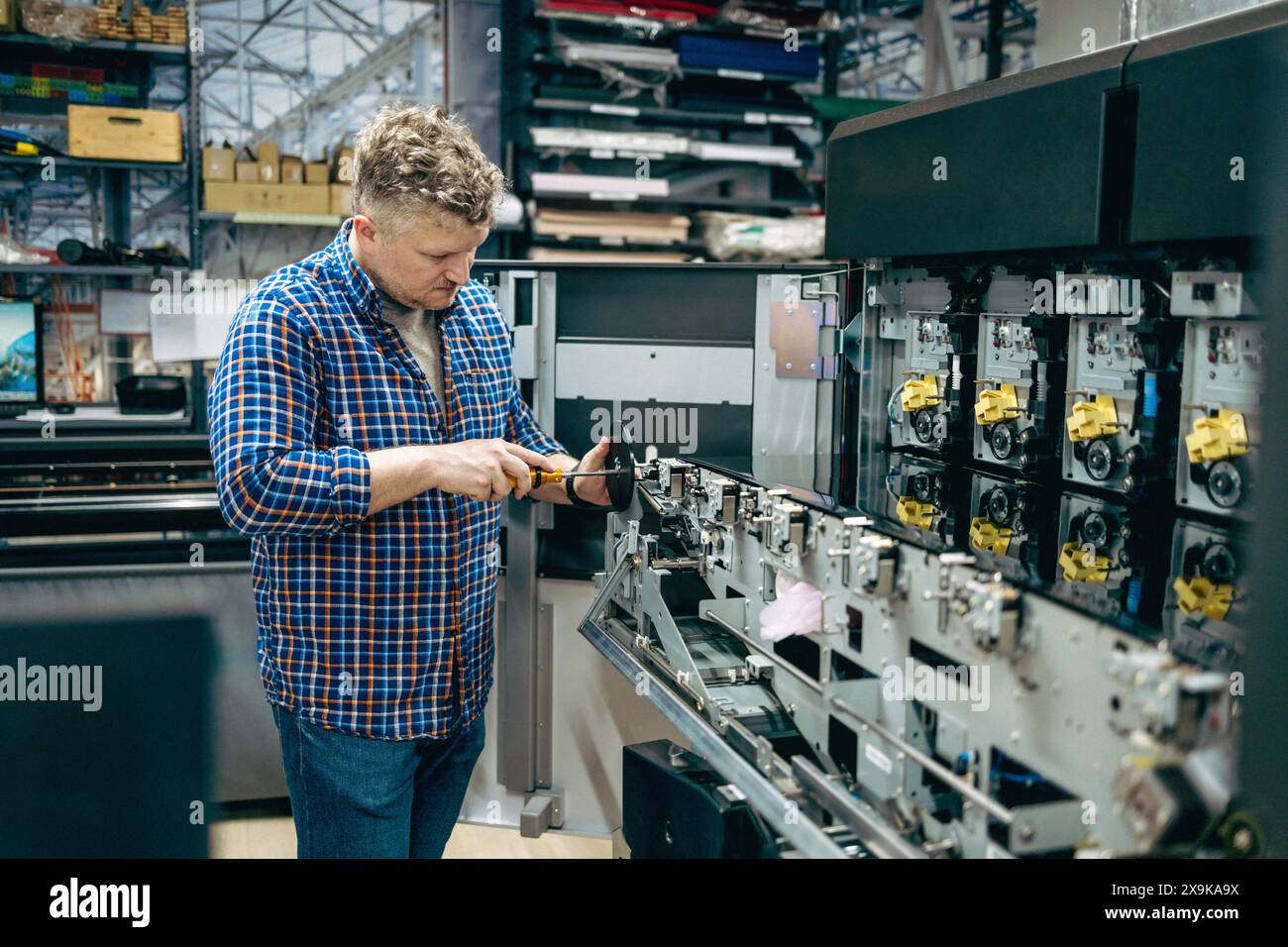 Concentration maintenance hi-res stock photography and images - Alamy