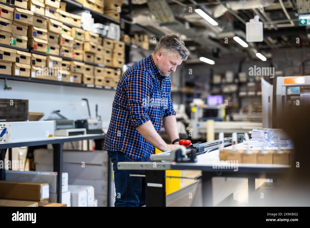 People working factory hi-res stock photography and images - Alamy