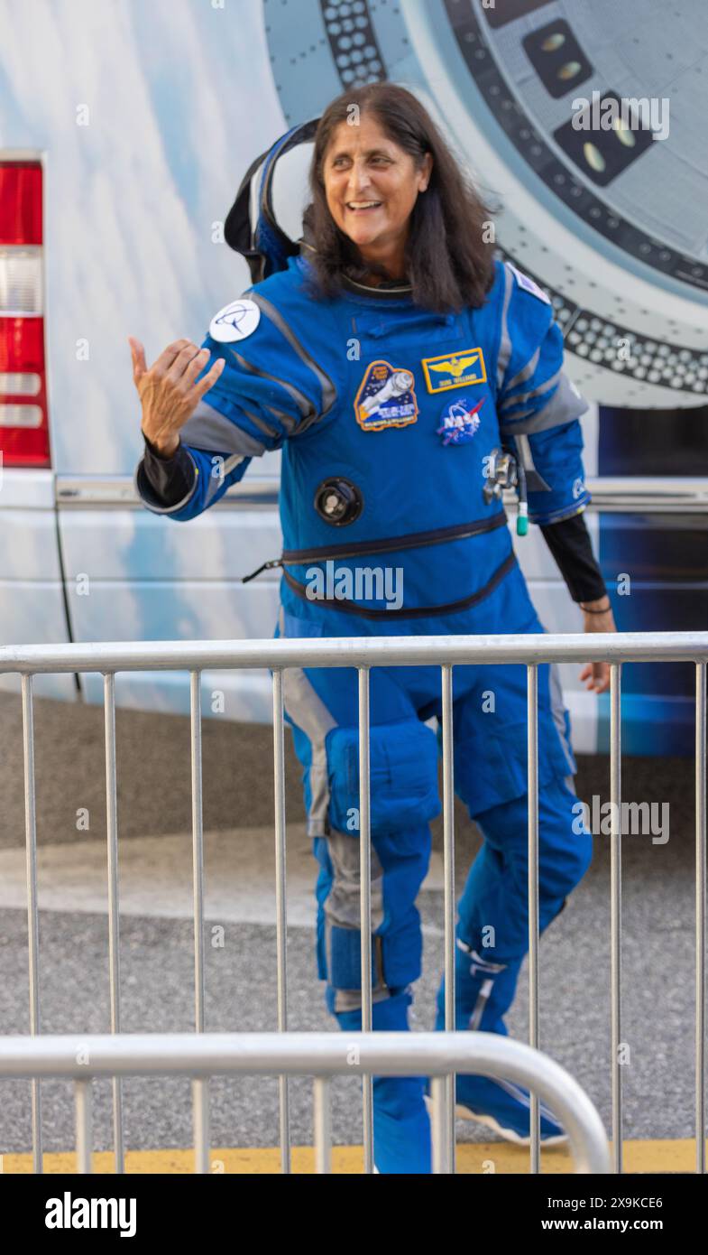 The NASA Boeing CFT crew walked out of the iconic Neil Armstrong O&C ...