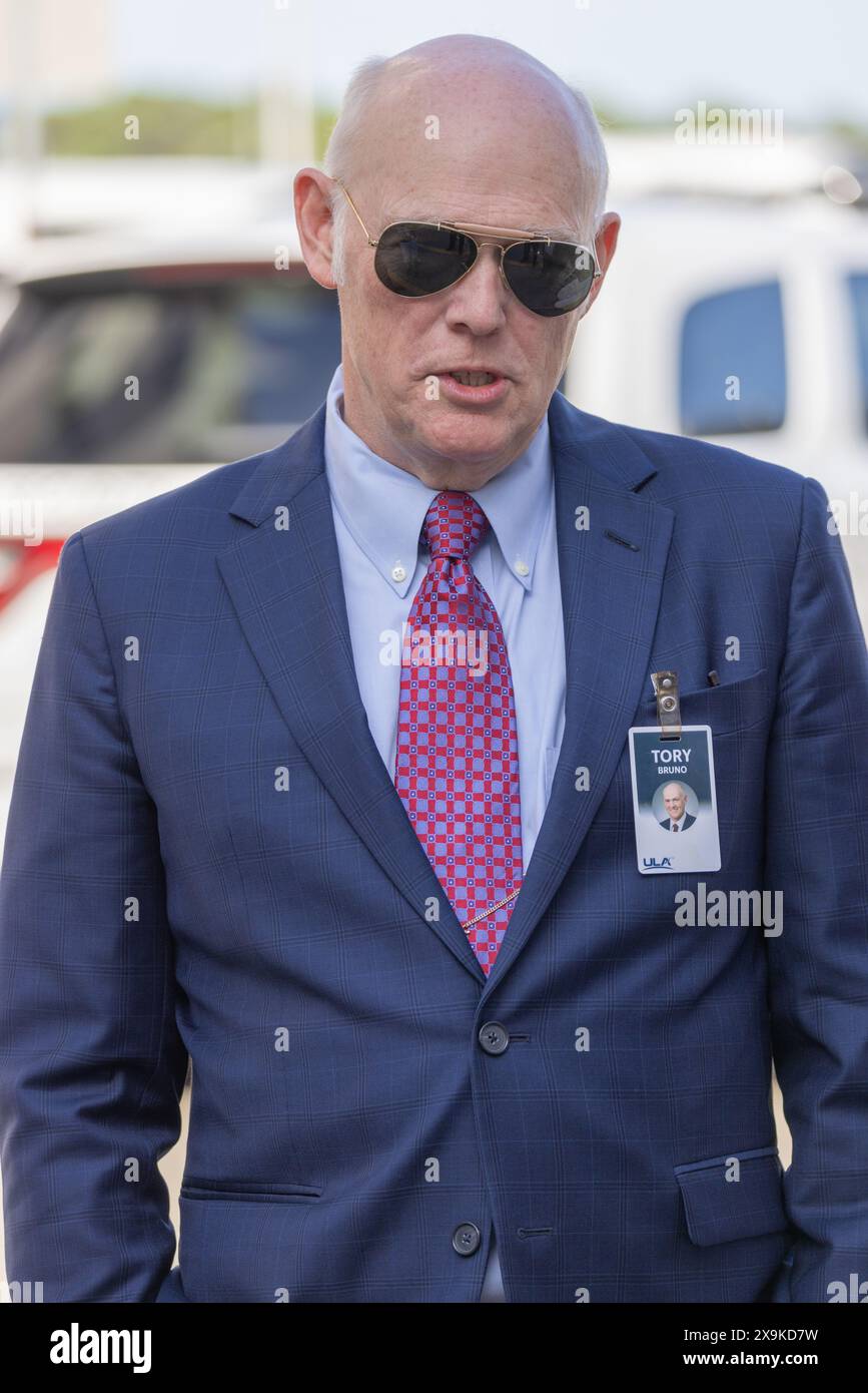 The NASA Boeing CFT crew walked out of the iconic Neil Armstrong O&C ...