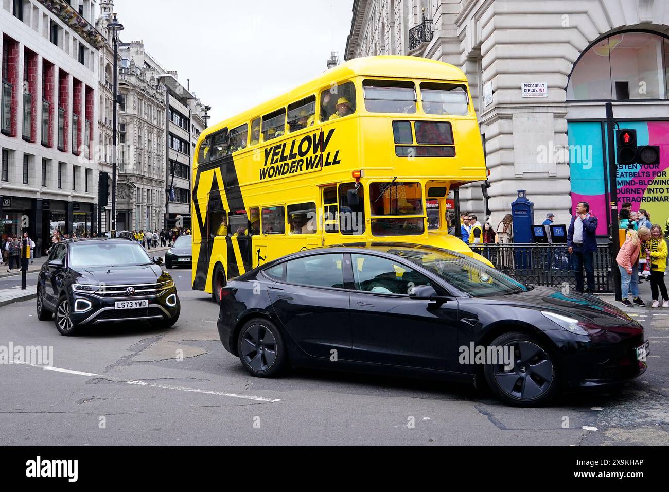 London, UK. 01st June, 2024. Borussia Dortmund fans bus during the UEFA ...