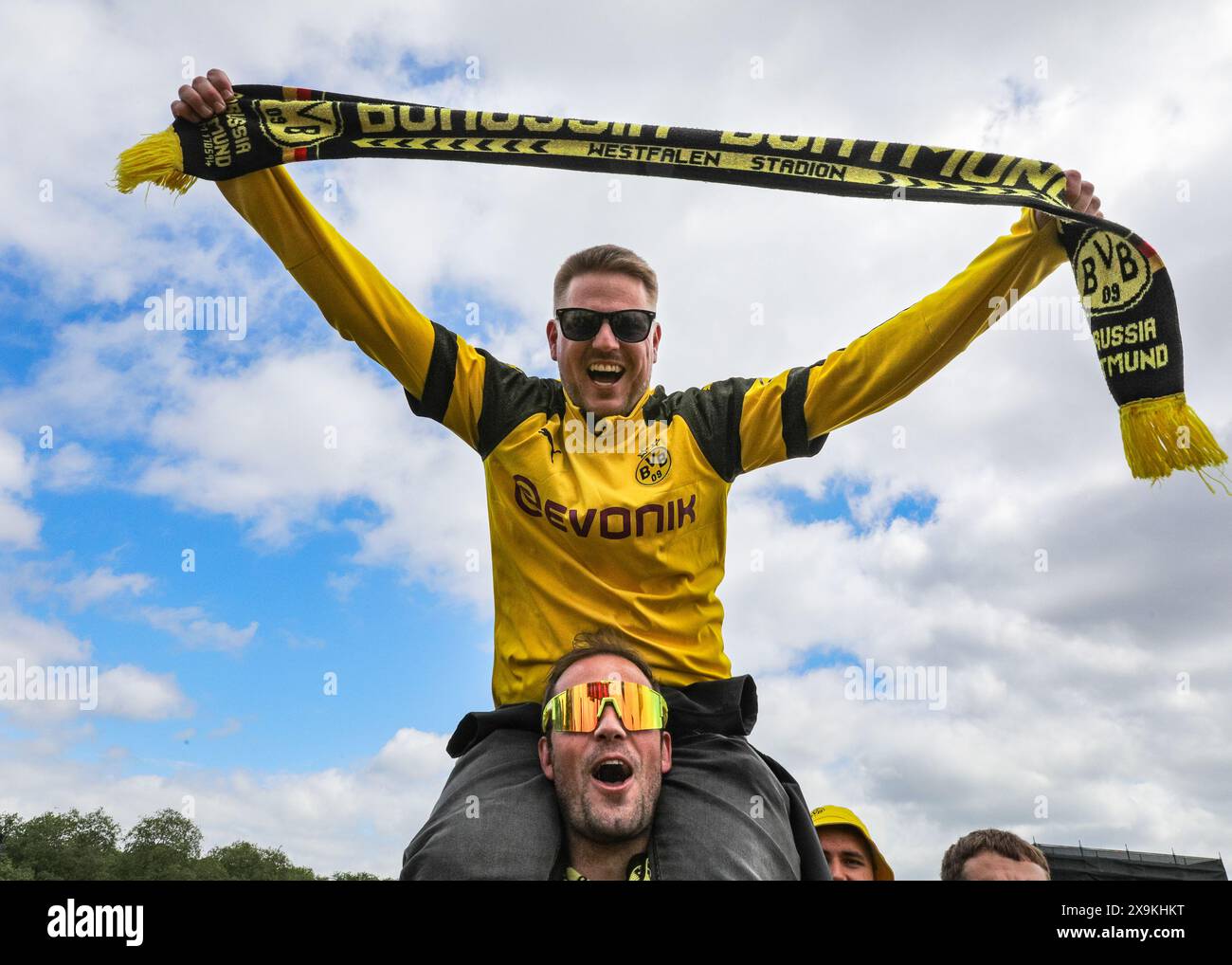 Football fans giant screen london hi-res stock photography and images ...