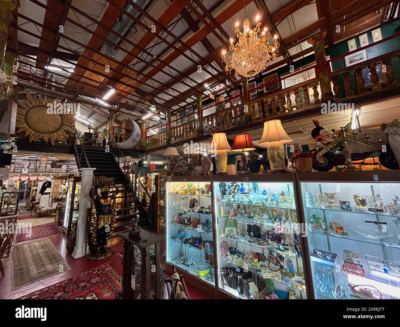 Antique store interior hi-res stock photography and images - Alamy