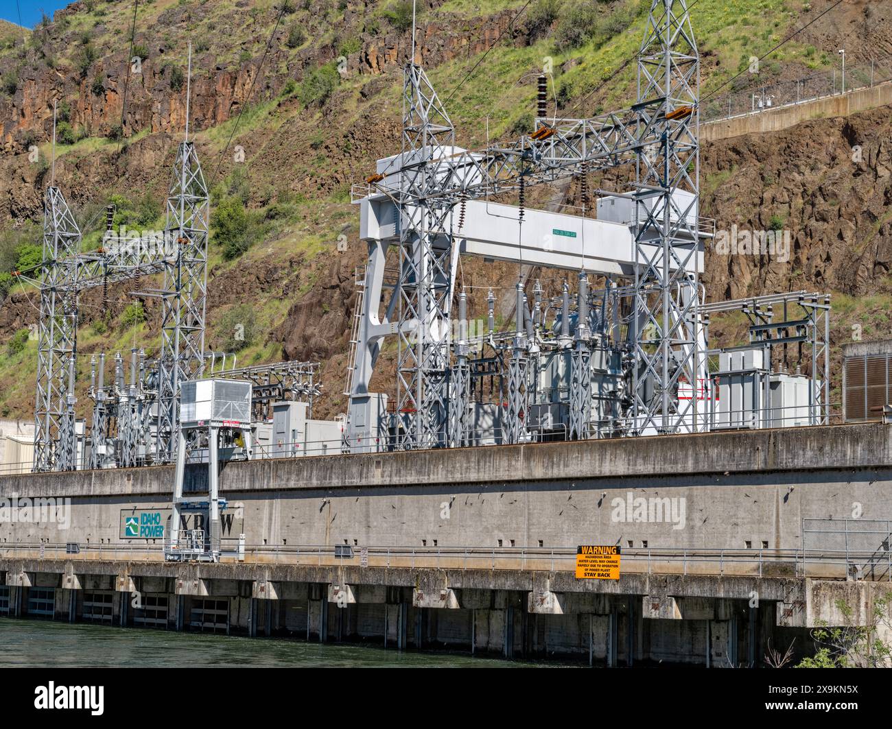 The powerhouse of the Oxbow Dam on the Snake River in Hells Canyon near ...