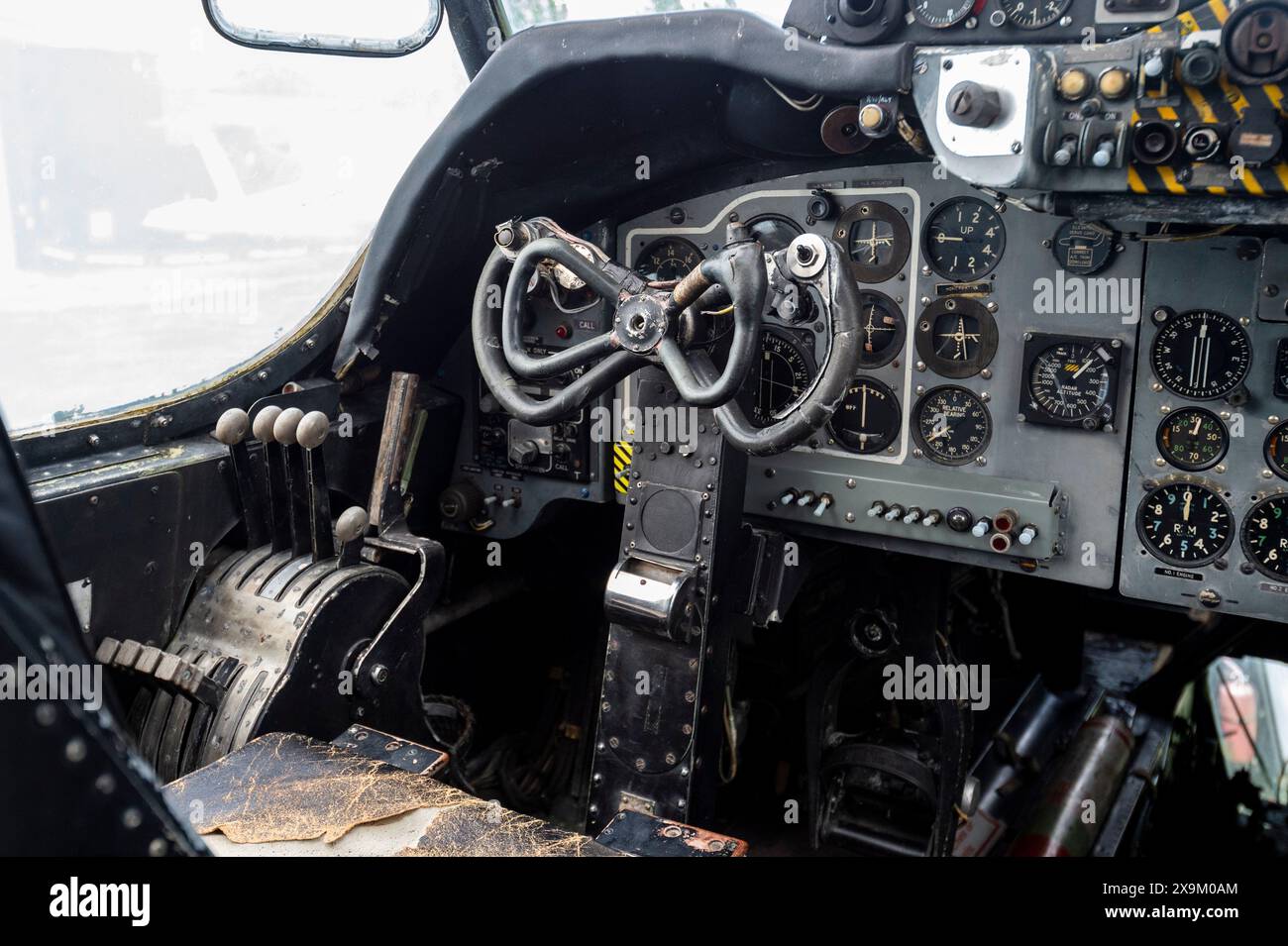 Raf shackleton cockpit hi-res stock photography and images - Alamy