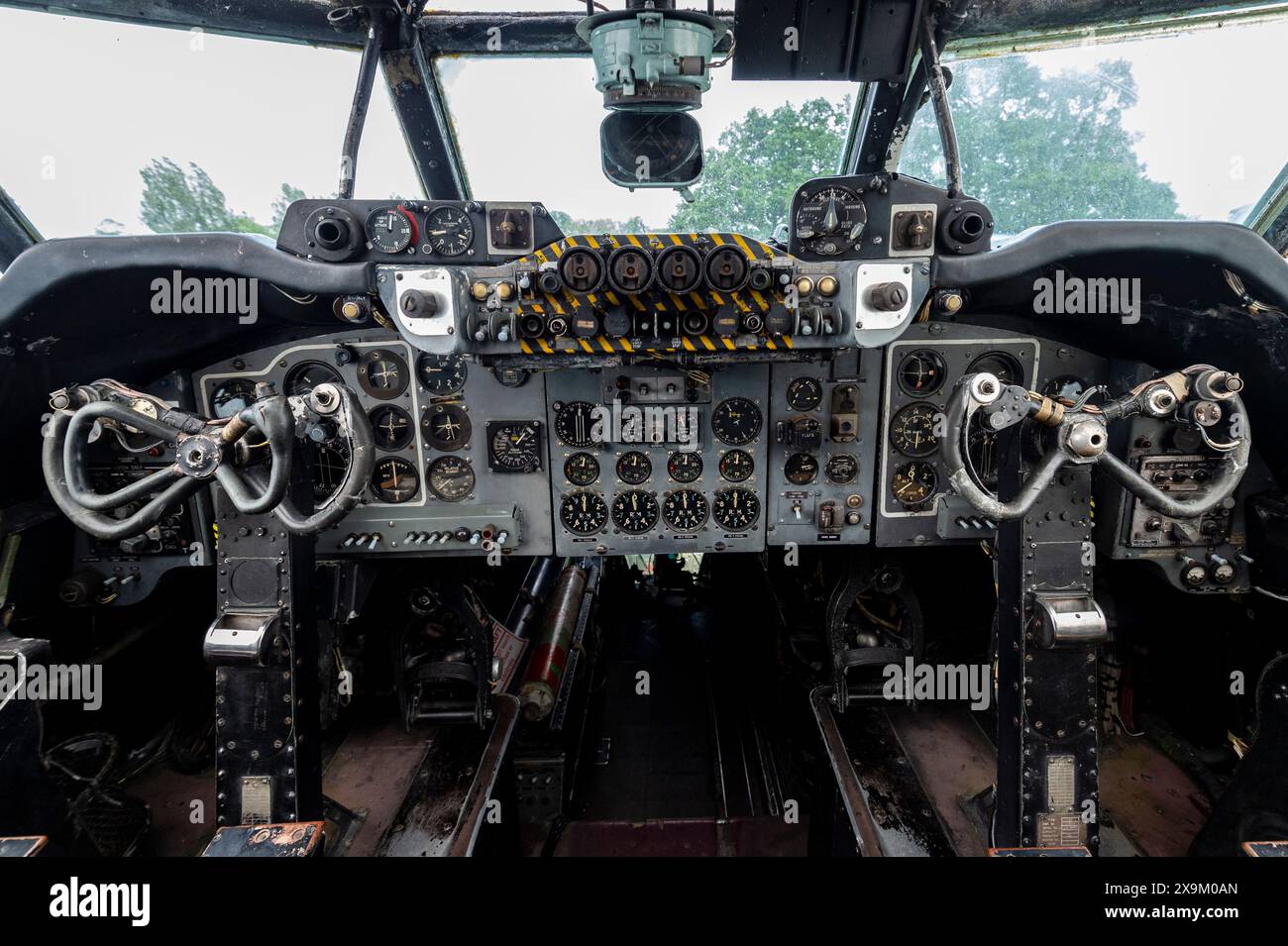 Raf shackleton cockpit hi-res stock photography and images - Alamy