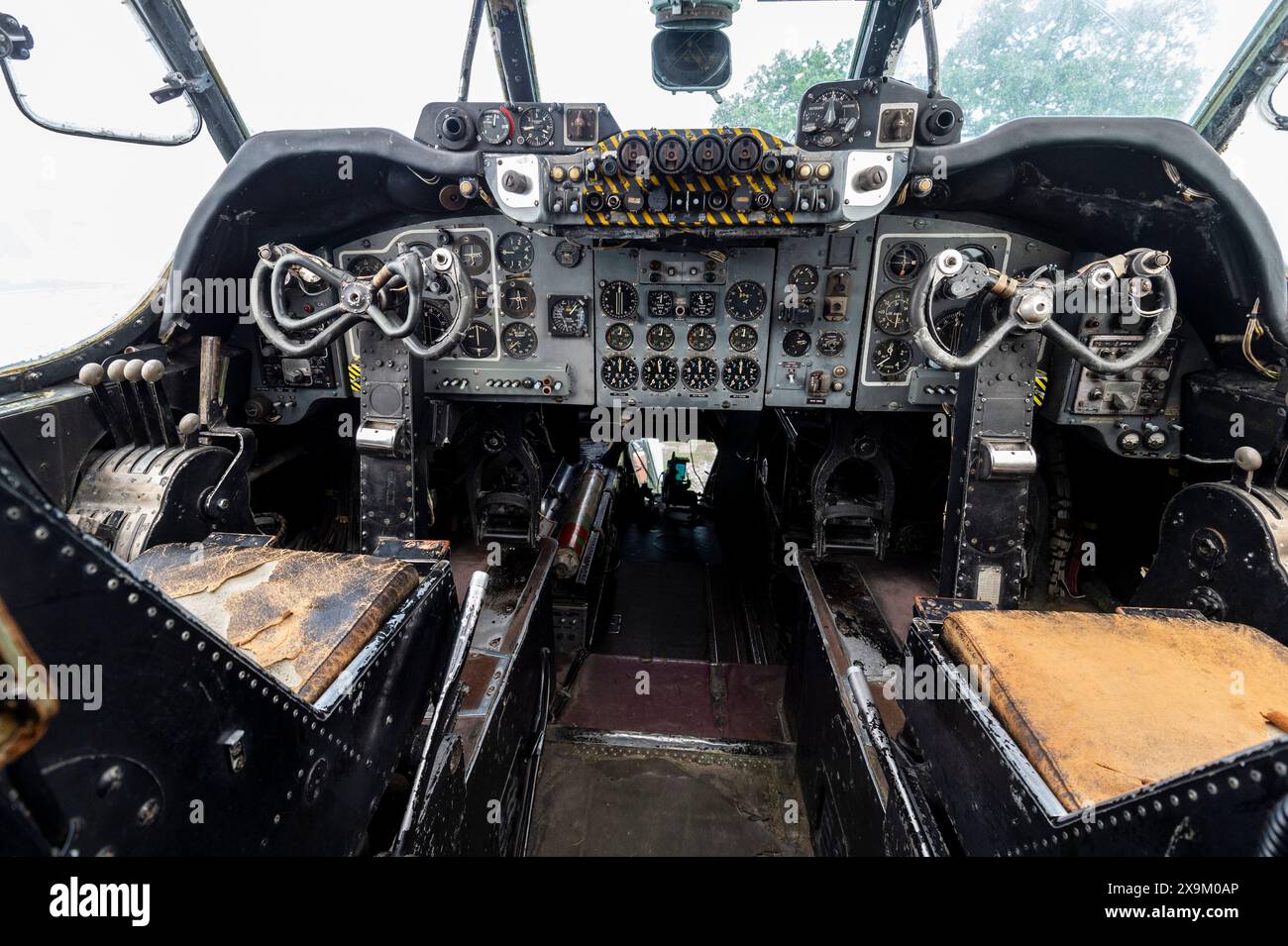 Raf shackleton cockpit hi-res stock photography and images - Alamy