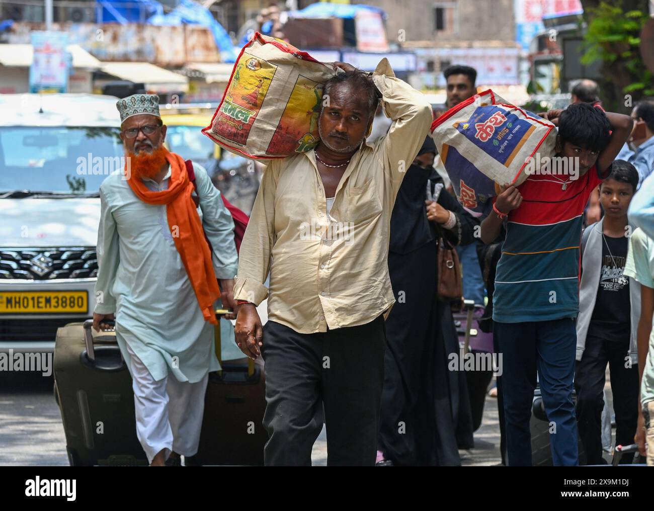 Mumbai, India. 01st June, 2024. MUMBAI, INDIA - JUNE 1: Passengers are ...