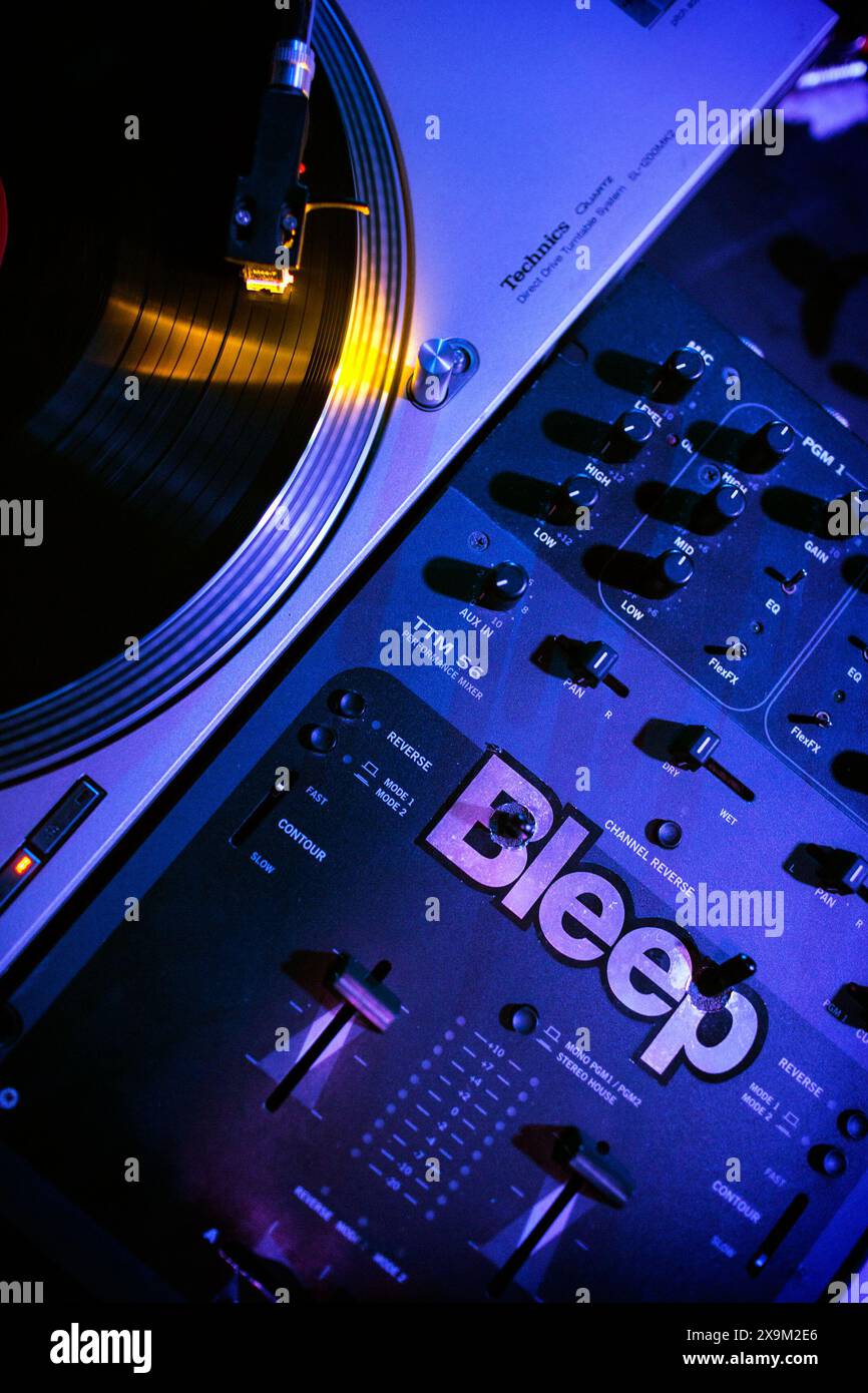 Technics DJ Deck & Mixer Stock Photo - Alamy