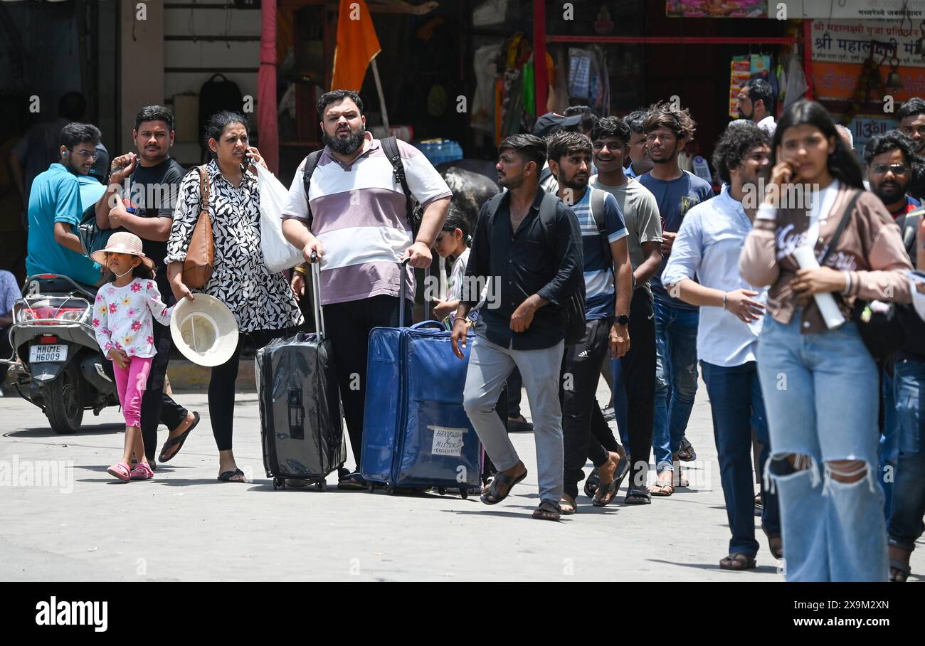 Mumbai, India. 01st June, 2024. MUMBAI, INDIA - JUNE 1: Passengers are ...