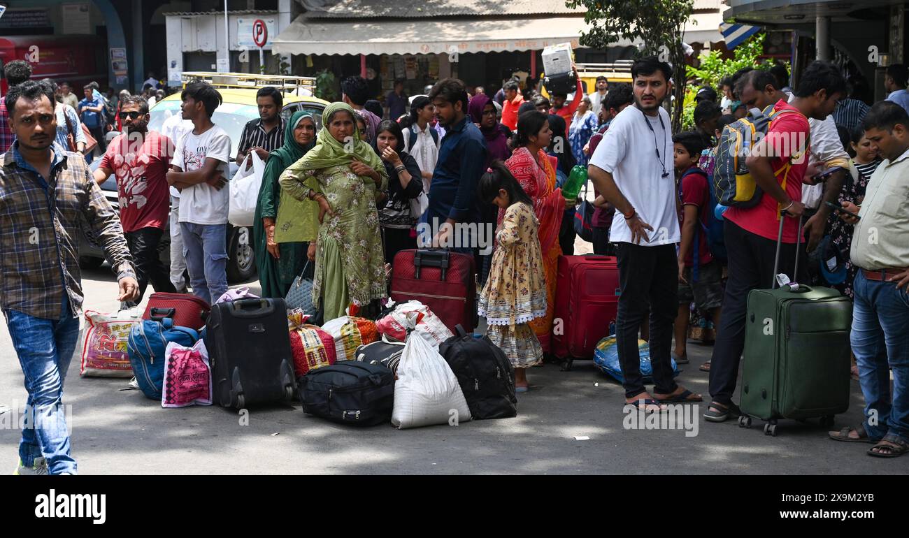 Mumbai, India. 01st June, 2024. MUMBAI, INDIA - JUNE 1: Passengers are ...