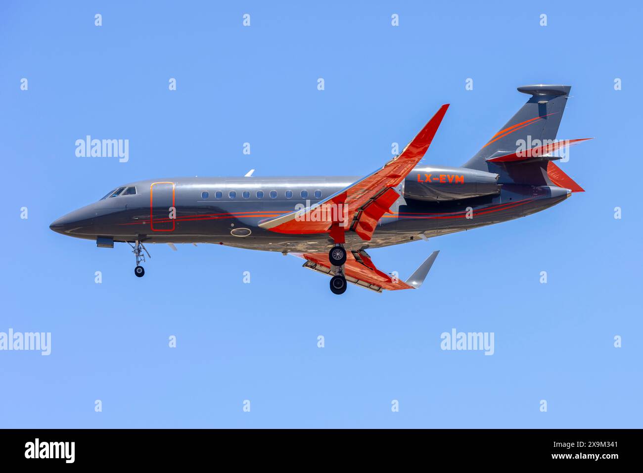 Global Jet Luxembourg Dassault Falcon 2000LX (REG: LX-EVM) in an ...