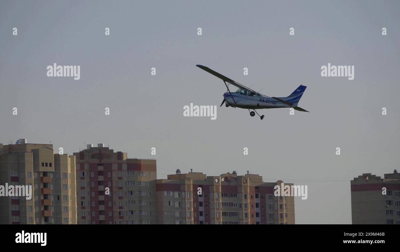 Airplane takeoff runway airport 4k hi-res stock photography and images ...