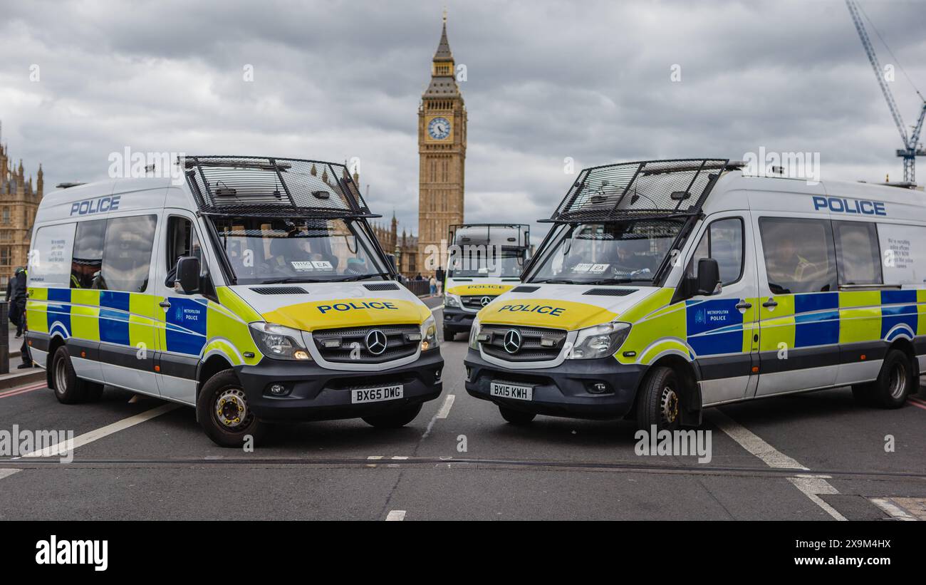Big Ben in the background as the Met Police vehicles block Westminster ...