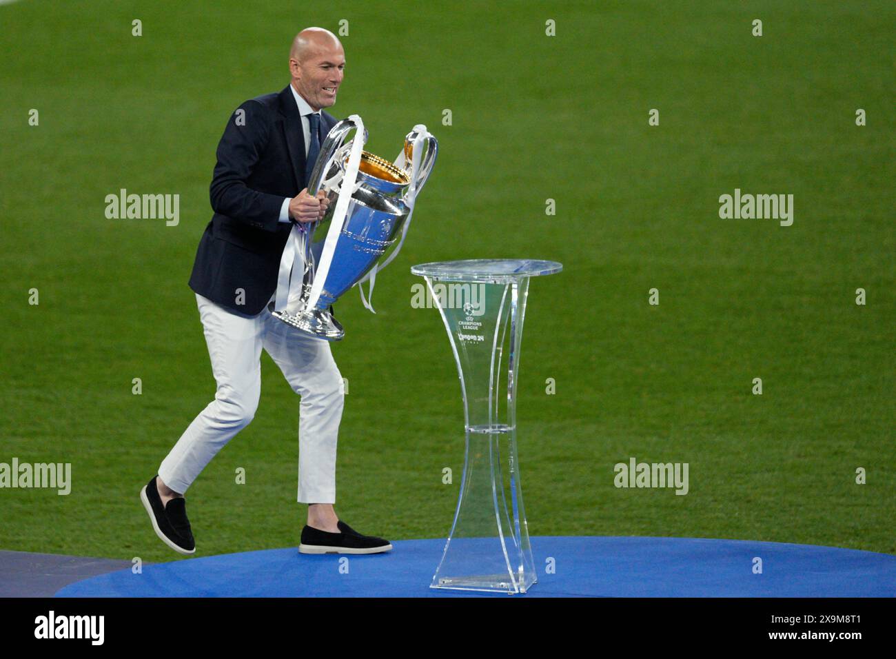 Zinedine Zidane carries the trophy after the Champions League final ...