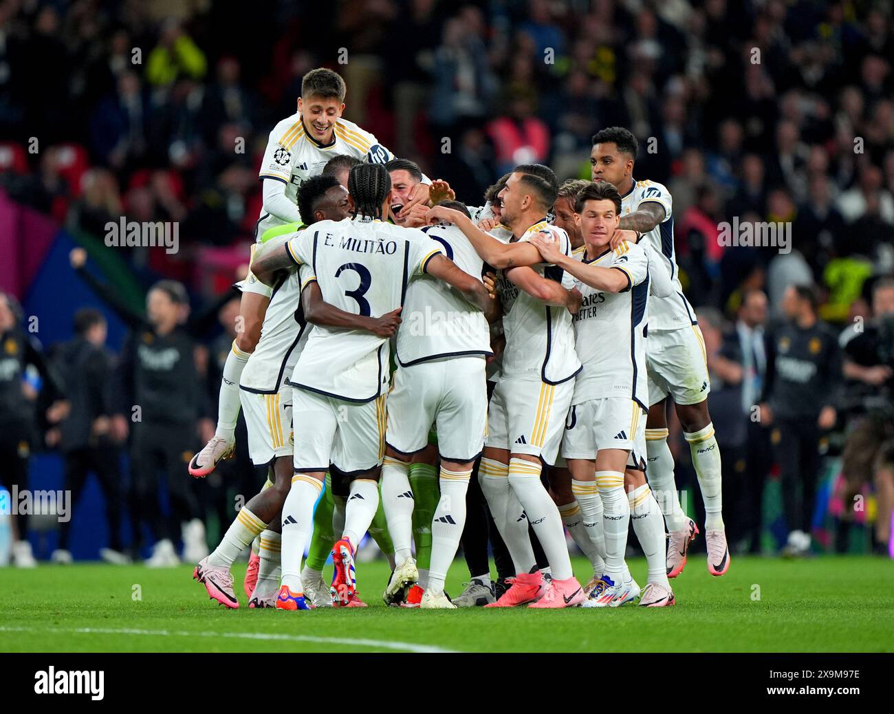 Real Madrid players celebrate winning the UEFA Champions League final ...