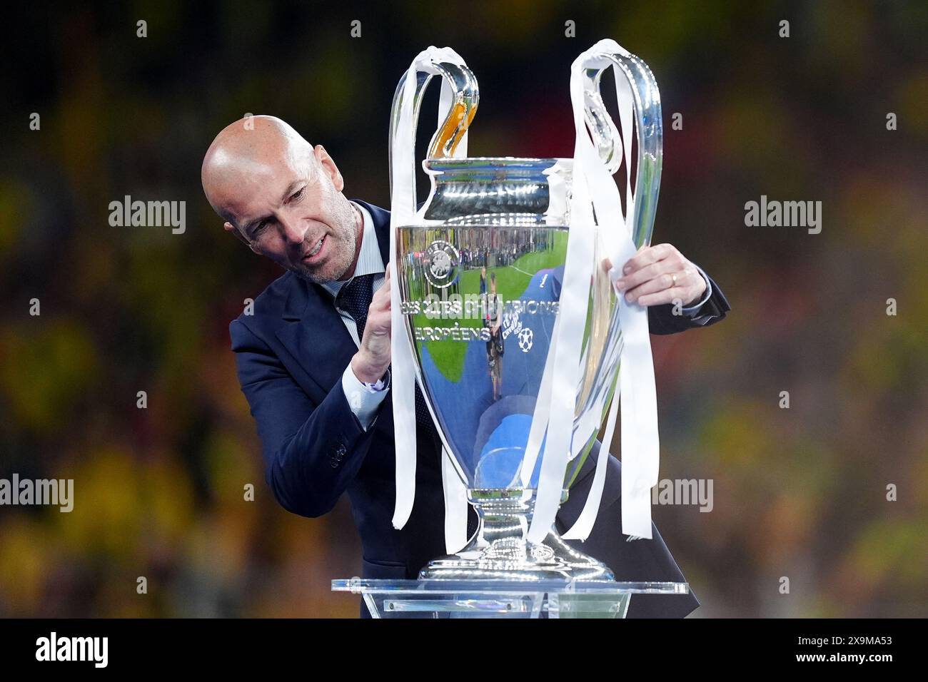 Zinedine Zidane with the trophy during the UEFA Champions League final ...