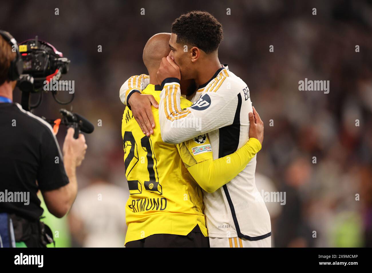 Jude Bellingham (Real Madrid) consoles Donyell Malen (Borussia Dortmund ...