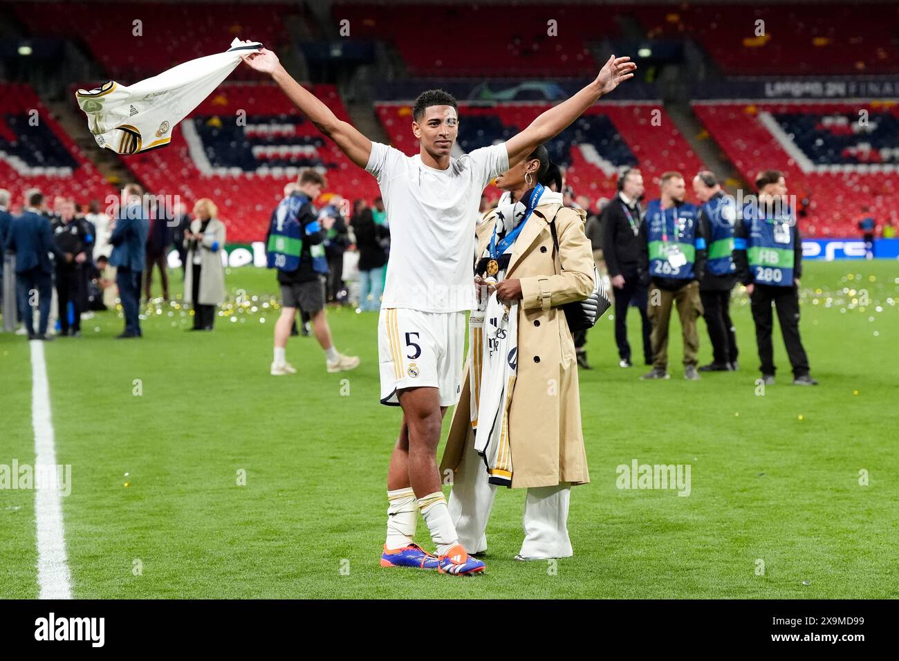 Real Madrid's Jude Bellingham (left) celebrates with his mum Denise ...