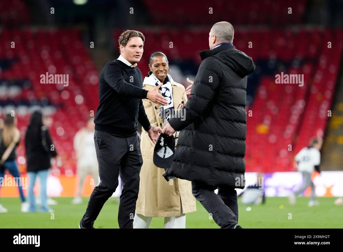 Denise Bellingham and Mark Bellingham with Borussia Dortmund head coach ...