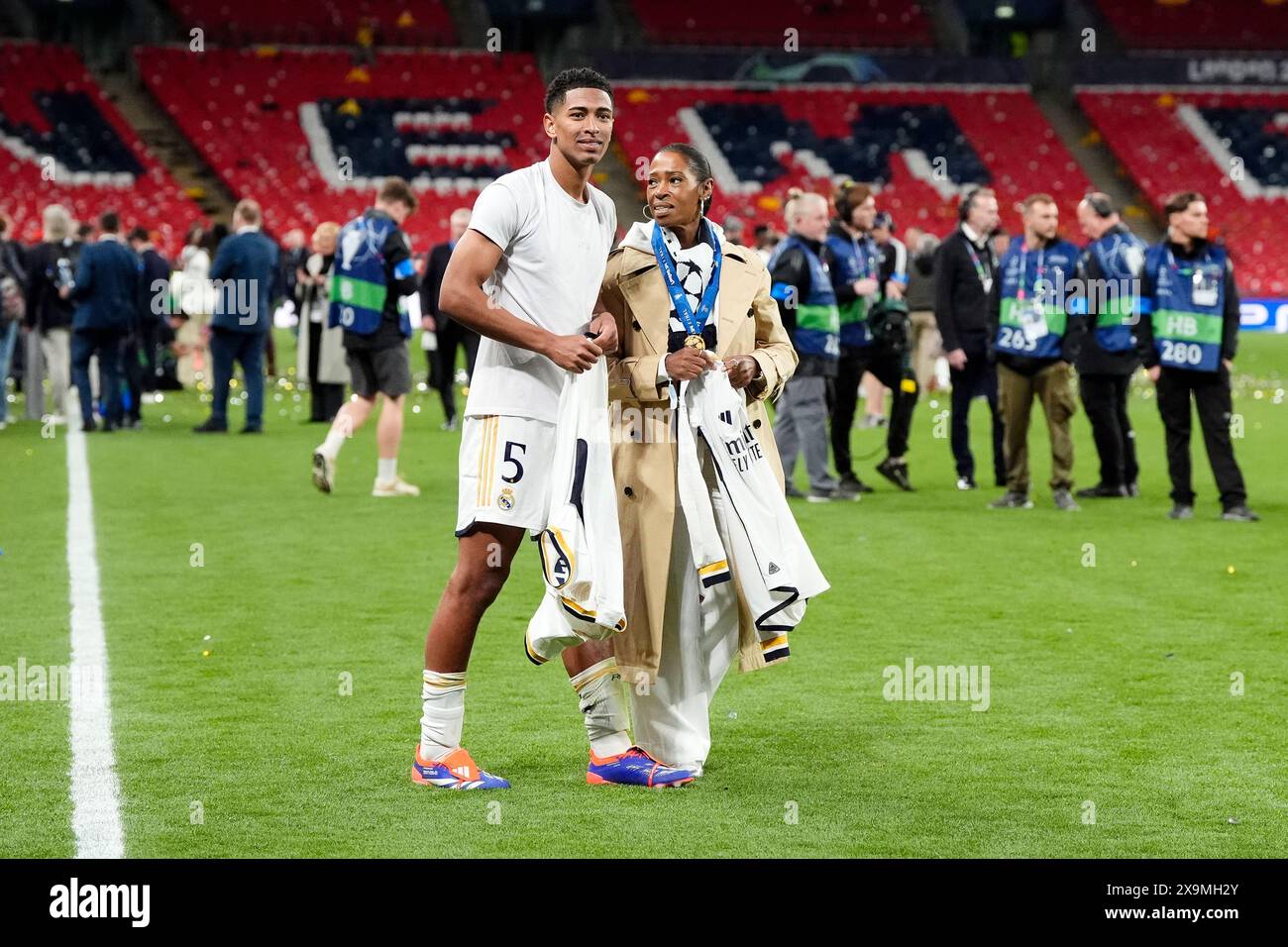 Real Madrid's Jude Bellingham (left) celebrates with his mum Denise ...