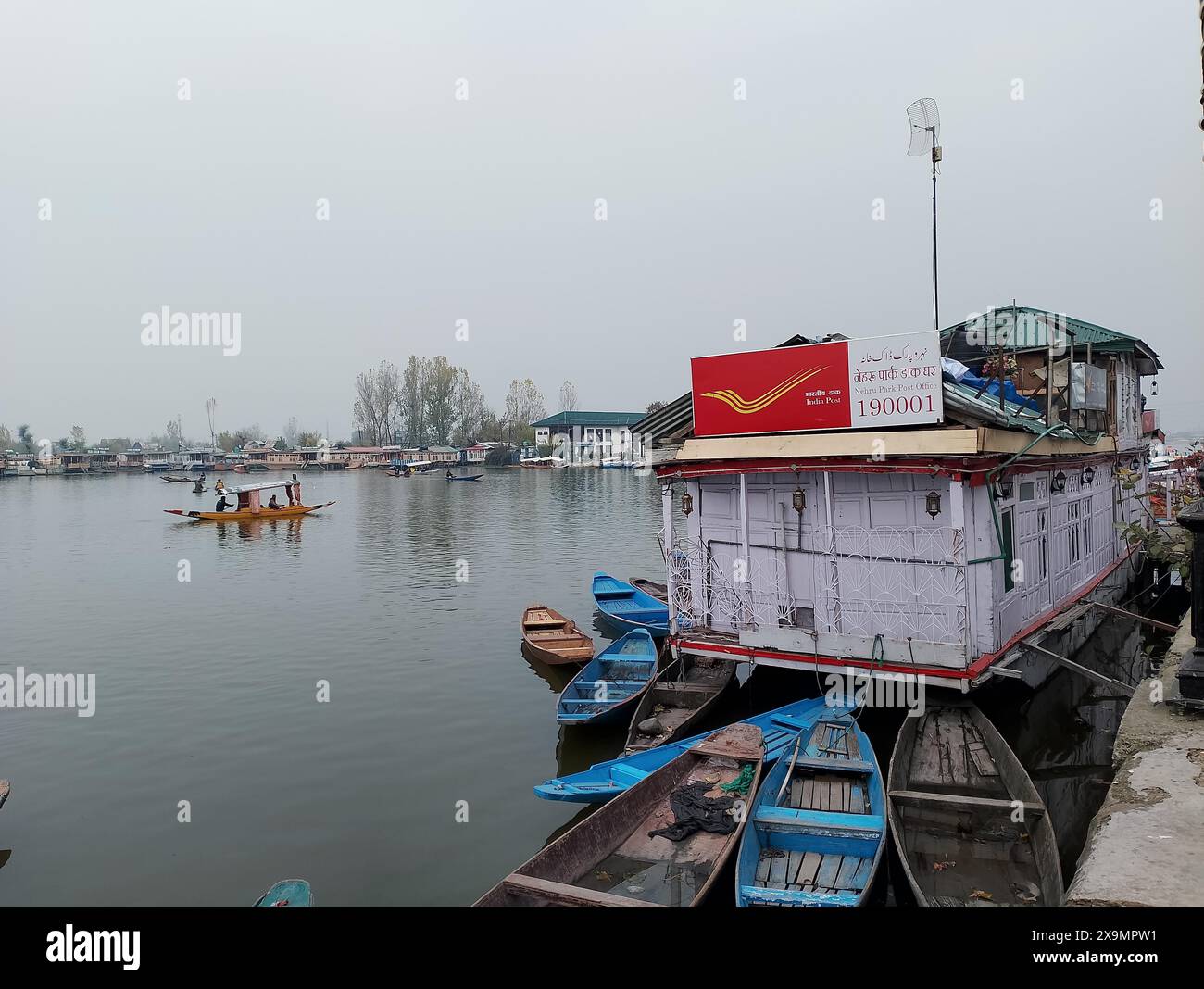 Floating post office in Srinagar, kashmir Docked houseboats and wooden ...