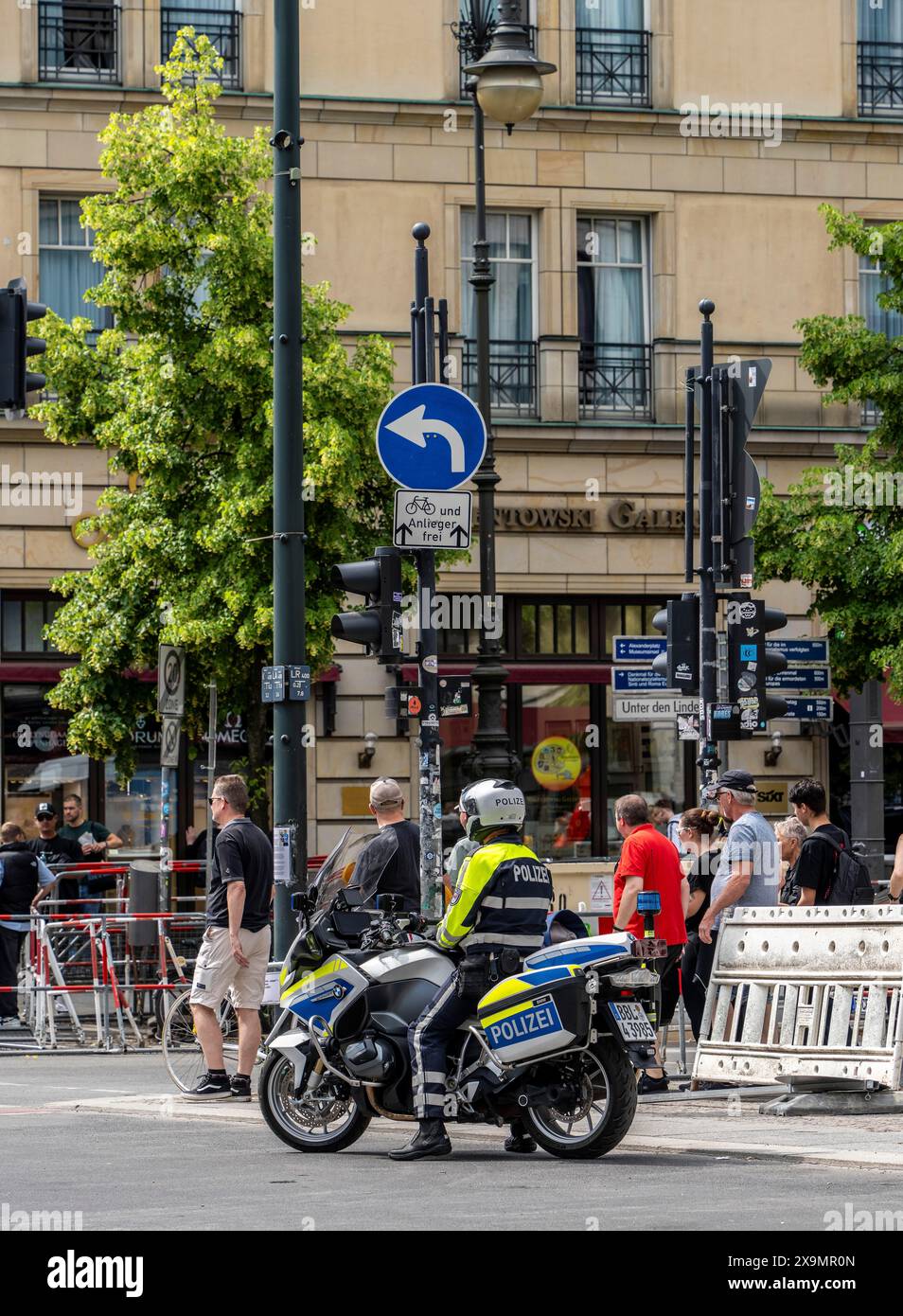 State visit to the Hotel Adlon, police cordon at the intersection of ...
