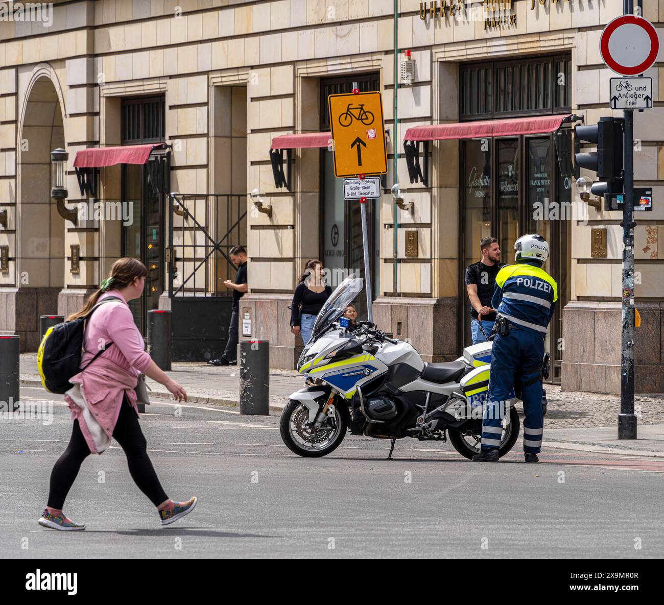 State visit to the Hotel Adlon, police cordon at the intersection of ...