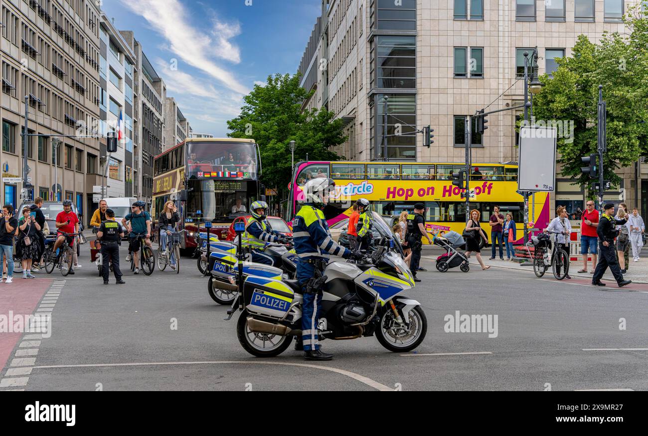 State visit to the Hotel Adlon, police cordon at the intersection of ...