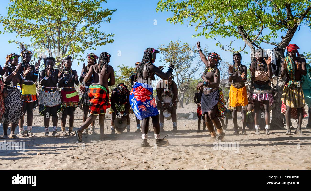 Group of traditional Hakaona woman and men, dancing and clapping ...