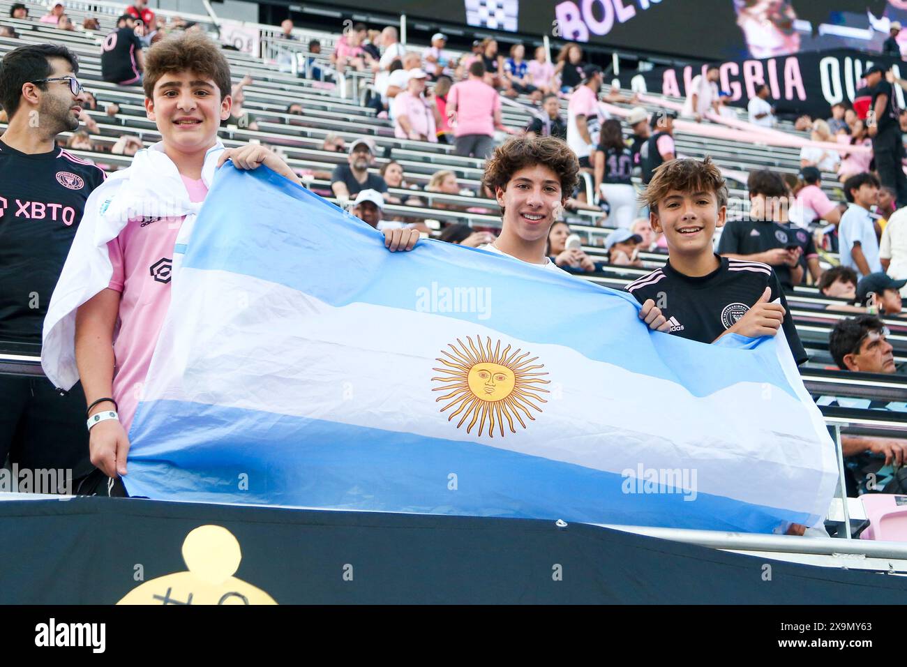 Fort Lauderdale, Florida, USA. 1st June, 2024. Fans hold an Argentine ...