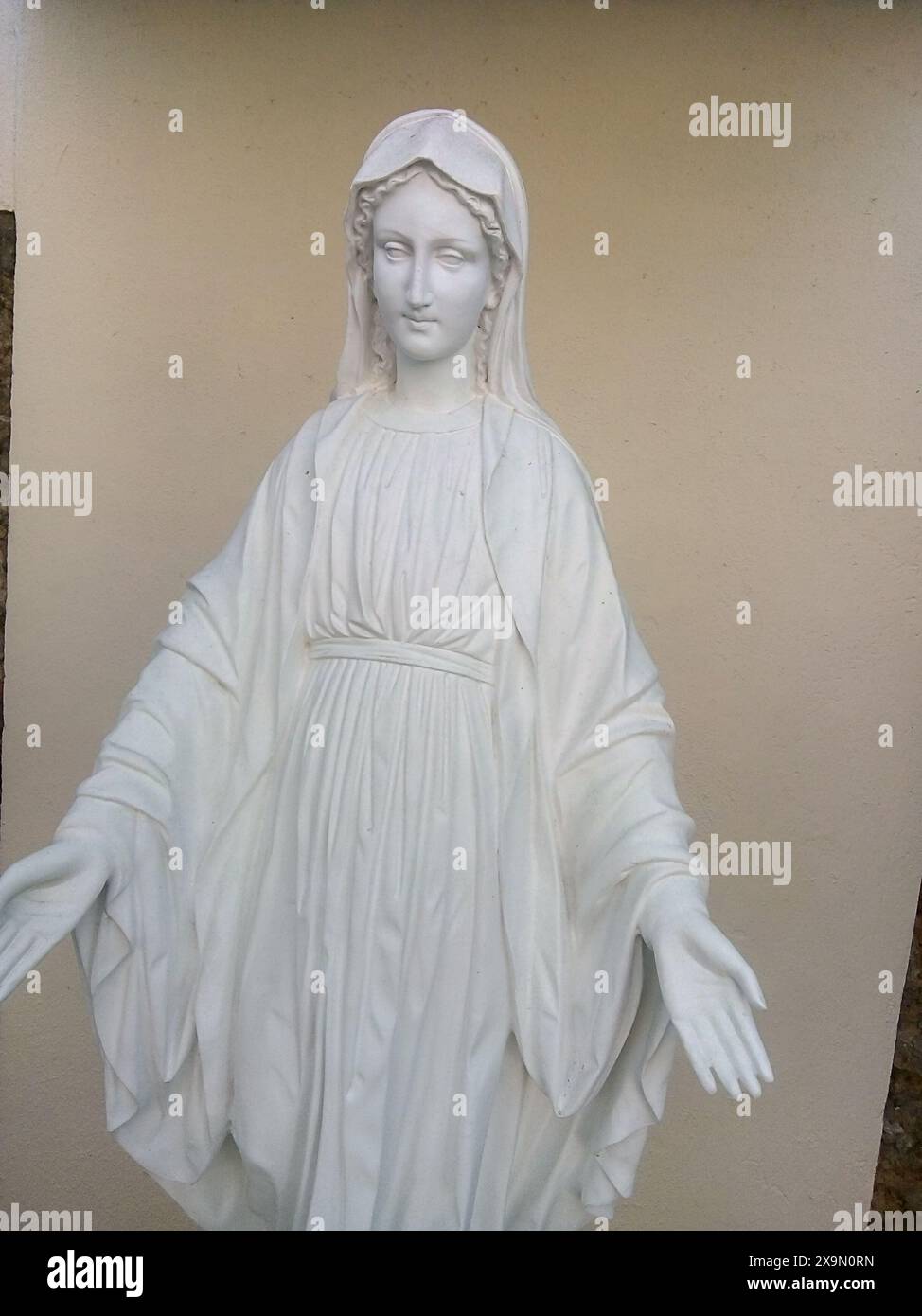 Statue vierge vierge marie hi-res stock photography and images - Alamy