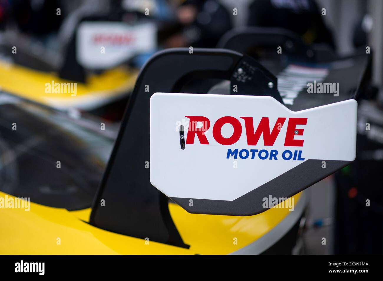 Symbolbild Rowe BMW, Rowe Motor Oil Heckfluegel in der Box, GER, 52 ...