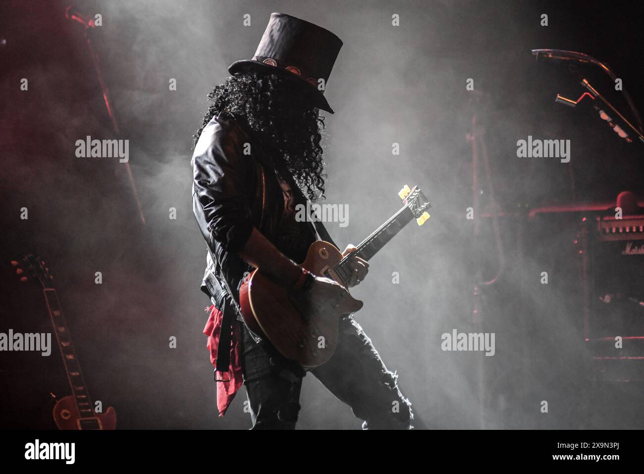 Rose Gun - The Guns N' Roses Legend (Tribute Band Stock Photo - Alamy