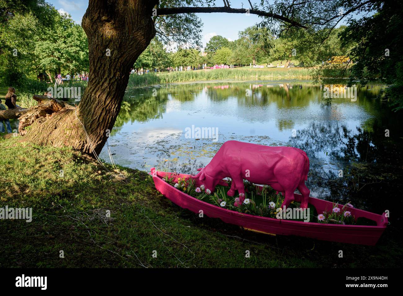 Pink cow statue hi-res stock photography and images - Alamy