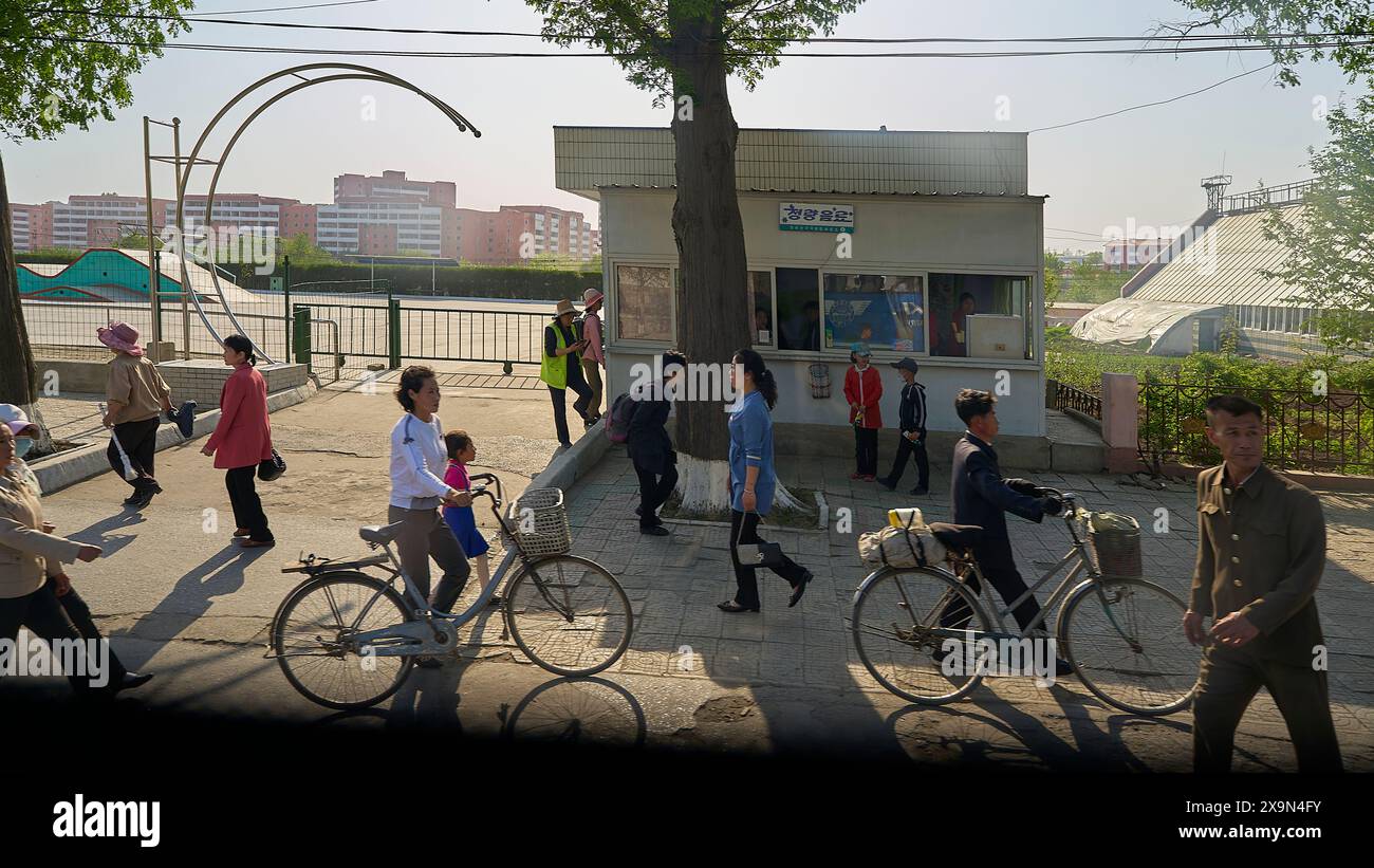 bystanders on the central streets of Pyongyang city, photos through the ...
