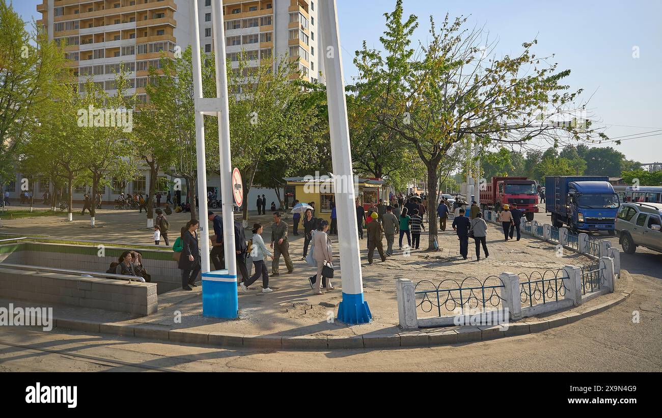 bystanders on the central streets of Pyongyang city, photos through the ...
