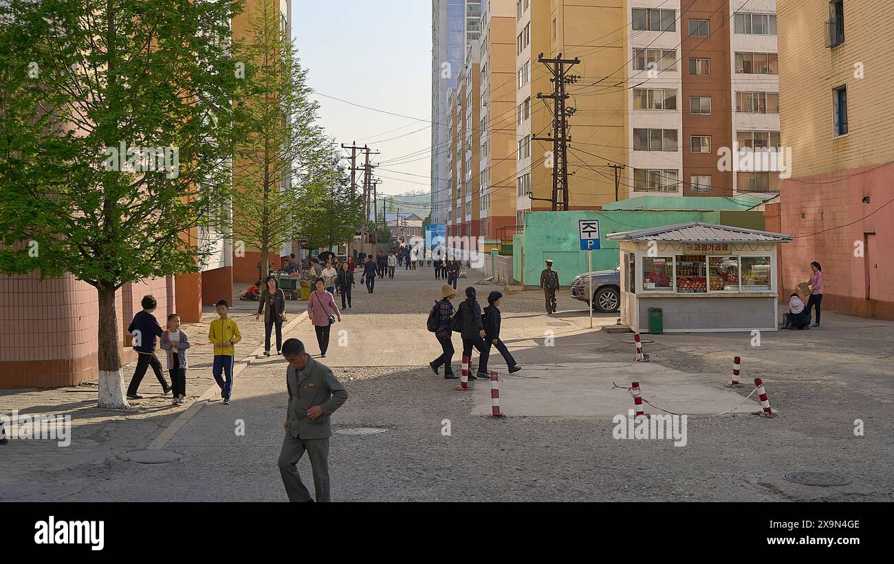 bystanders on the central streets of Pyongyang city, photos through the ...