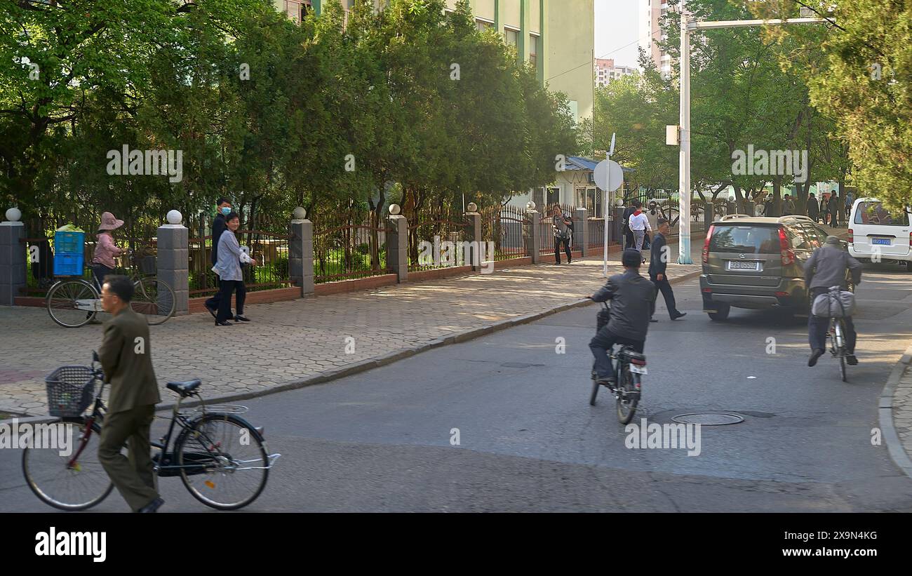 bystanders on the central streets of Pyongyang city, photos through the ...