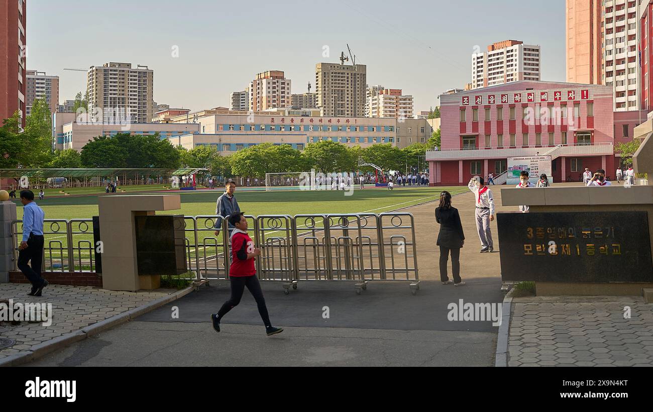 bystanders on the central streets of Pyongyang city, photos through the ...