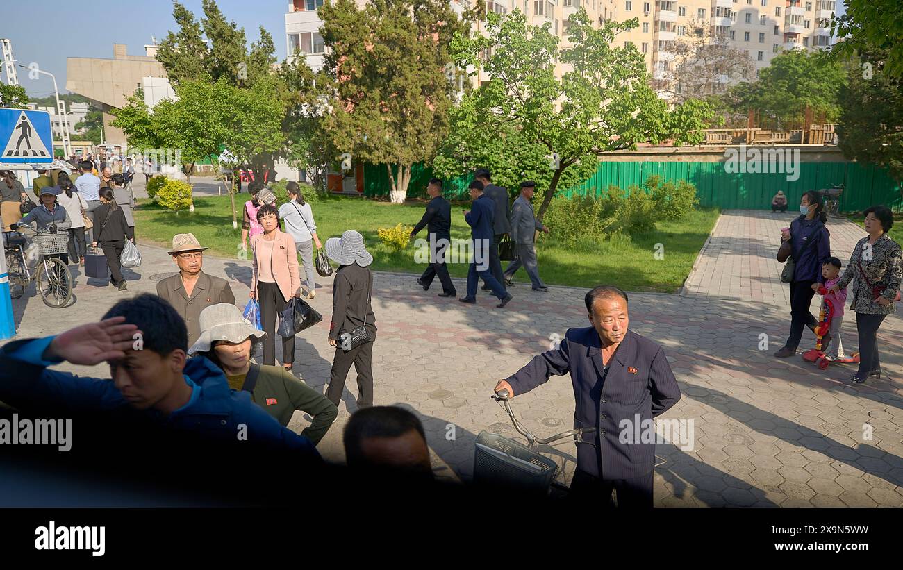 bystanders on the central streets of Pyongyang city, photos through the ...