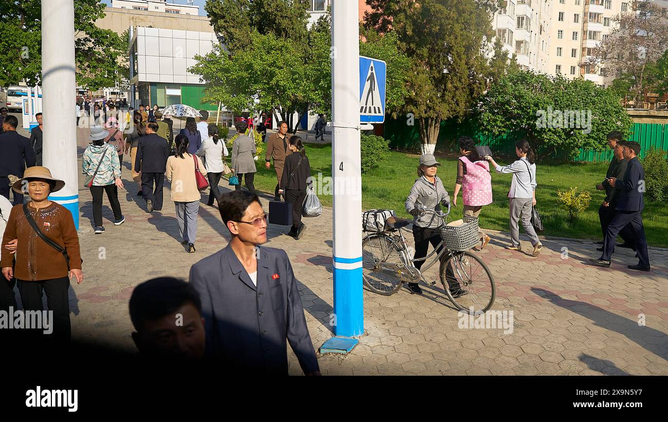 bystanders on the central streets of Pyongyang city, photos through the ...