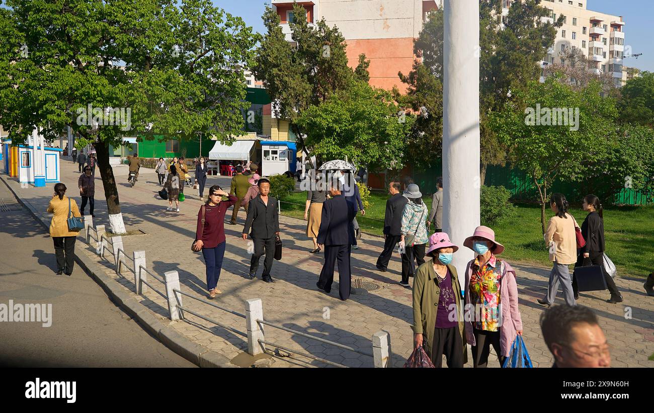 bystanders on the central streets of Pyongyang city, photos through the ...